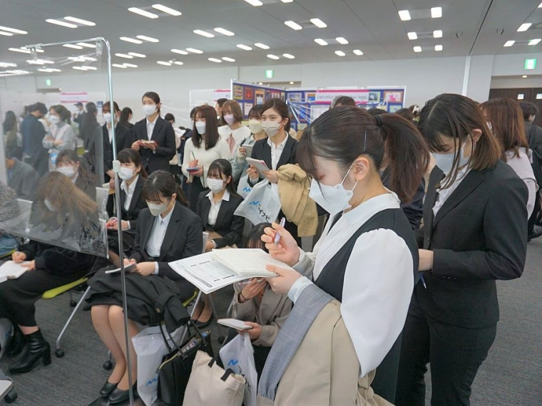 《24年春新卒採用》内定さらに早期化、完全売り手市場 厳しい企業、長期化は必至 繊研新聞